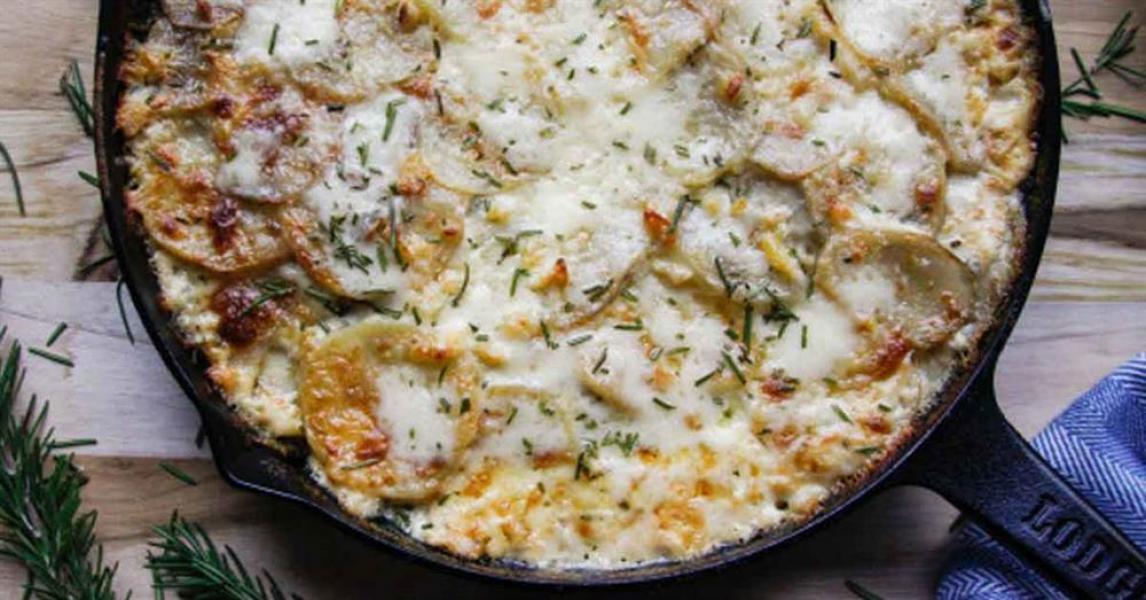 Gratinirani krumpir sa sirom i začinskim biljem u pećnici – Lodge Cast Iron